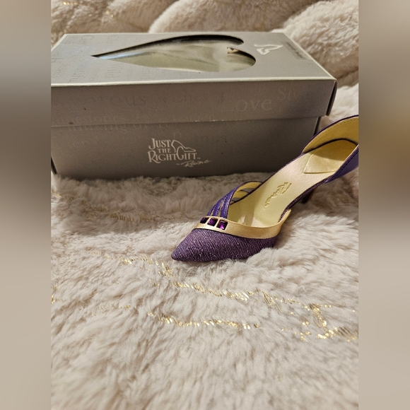 Just The Right Shoe | Accents | Just The Right Shoe Amazing Amethyst ...